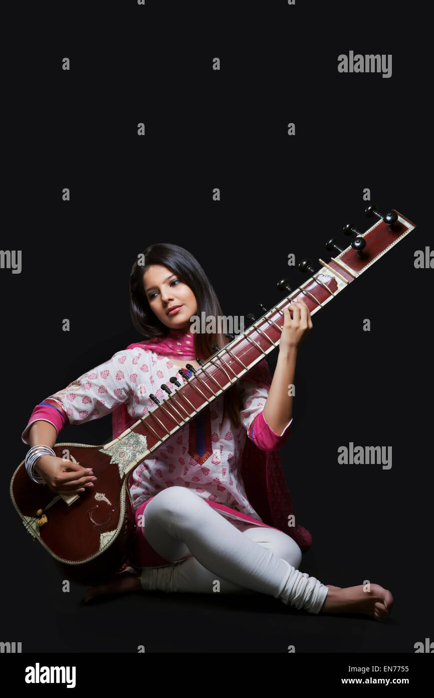 Young woman playing the sitar Stock Photo - Alamy