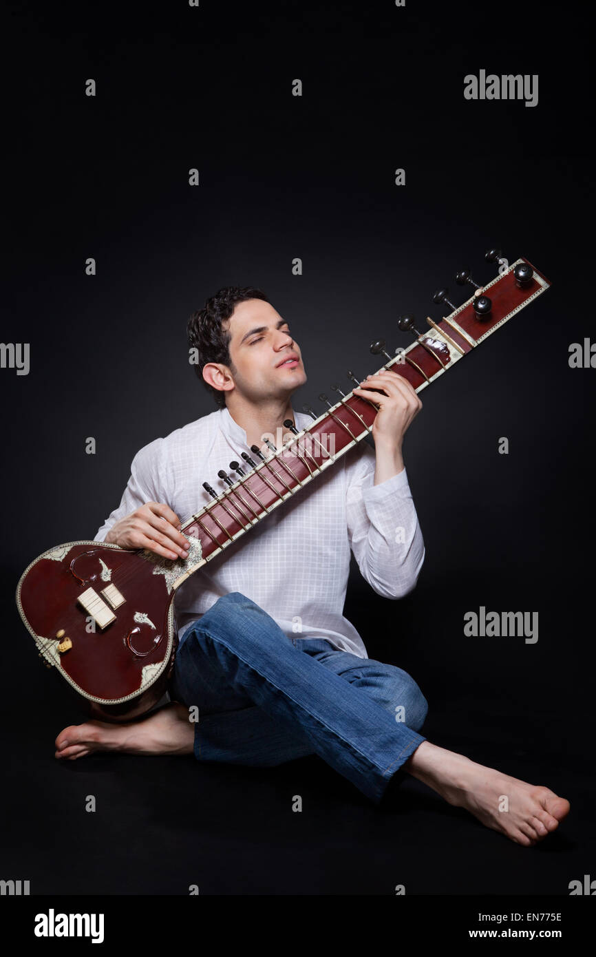 Young man playing the sitar Stock Photo - Alamy