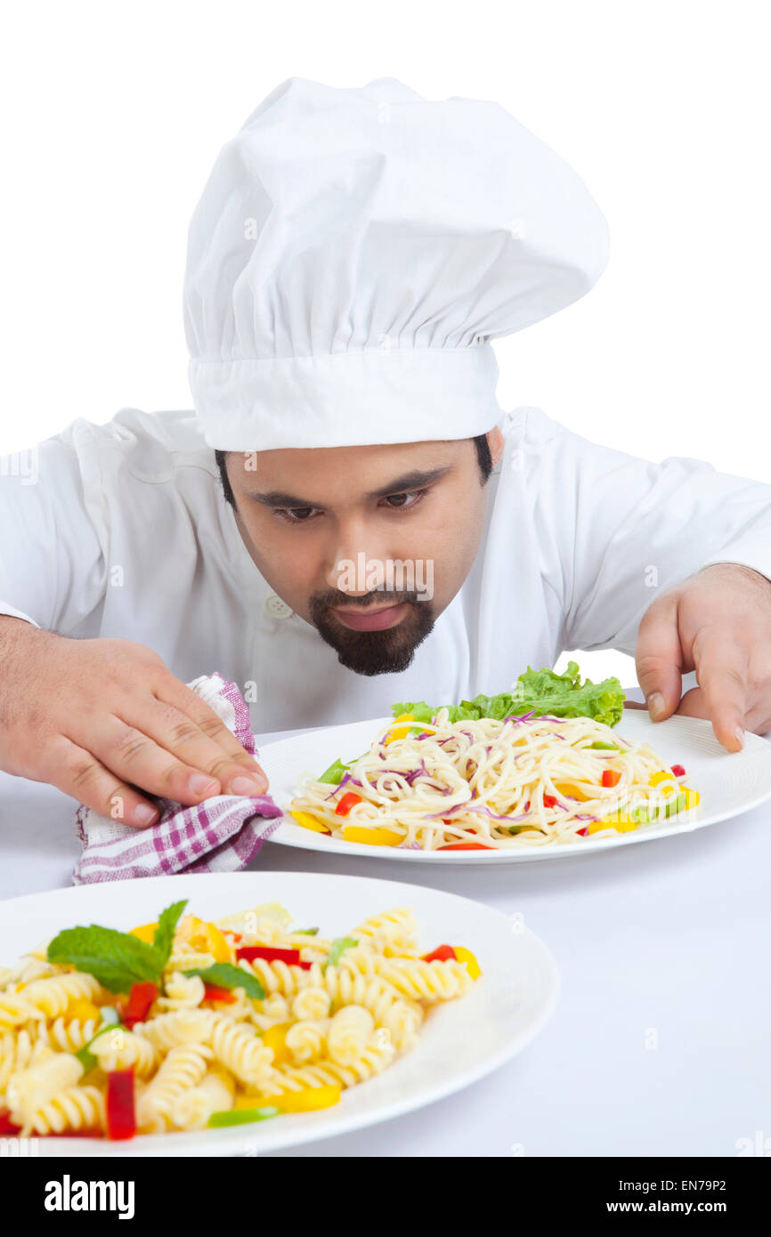 Chef cleaning side of plate Stock Photo - Alamy