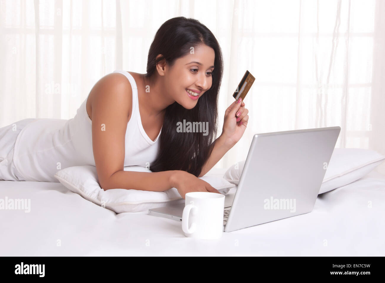 Young WOMEN using credit card Stock Photo - Alamy