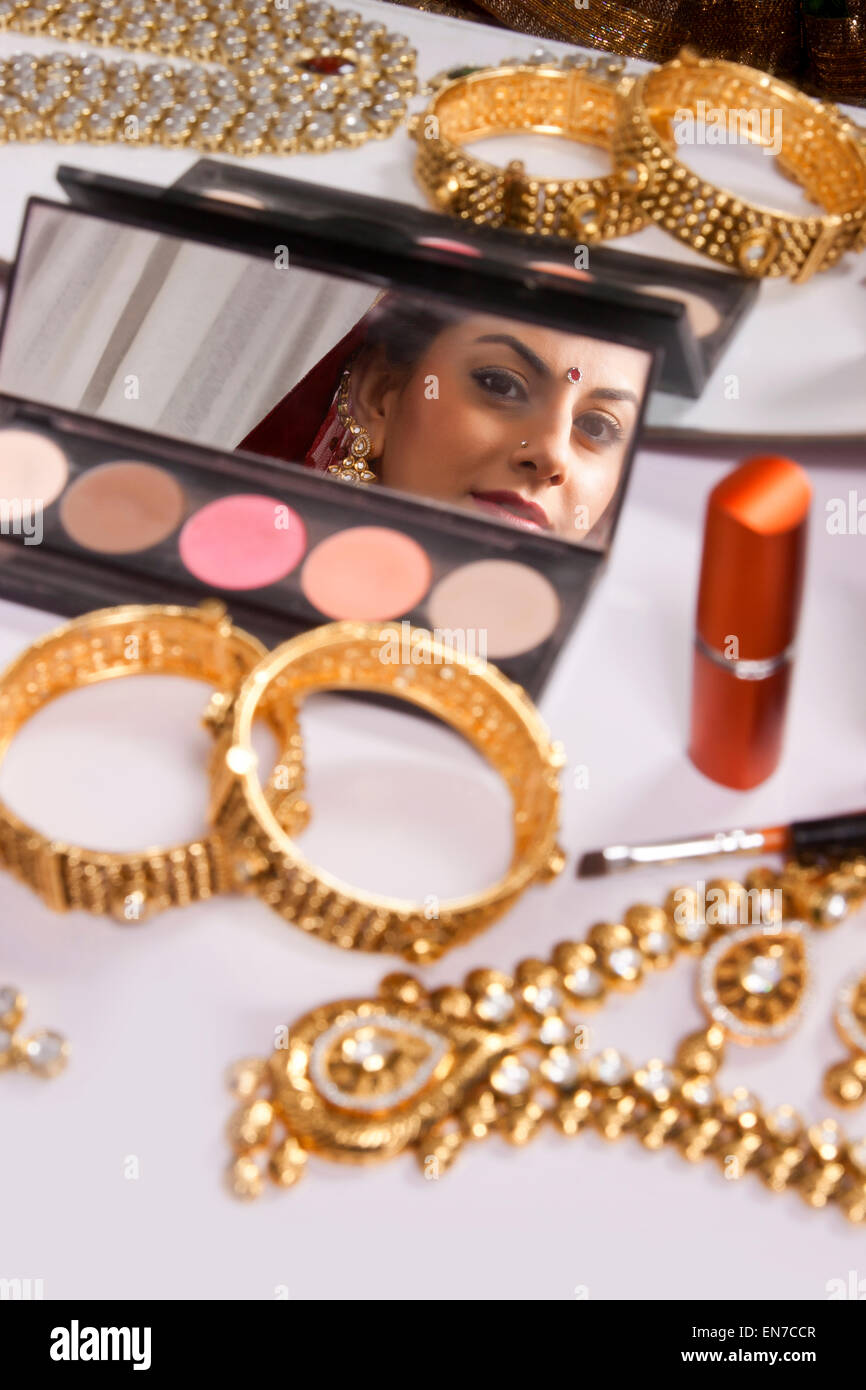 Reflection of brides face in makeup mirror Stock Photo - Alamy