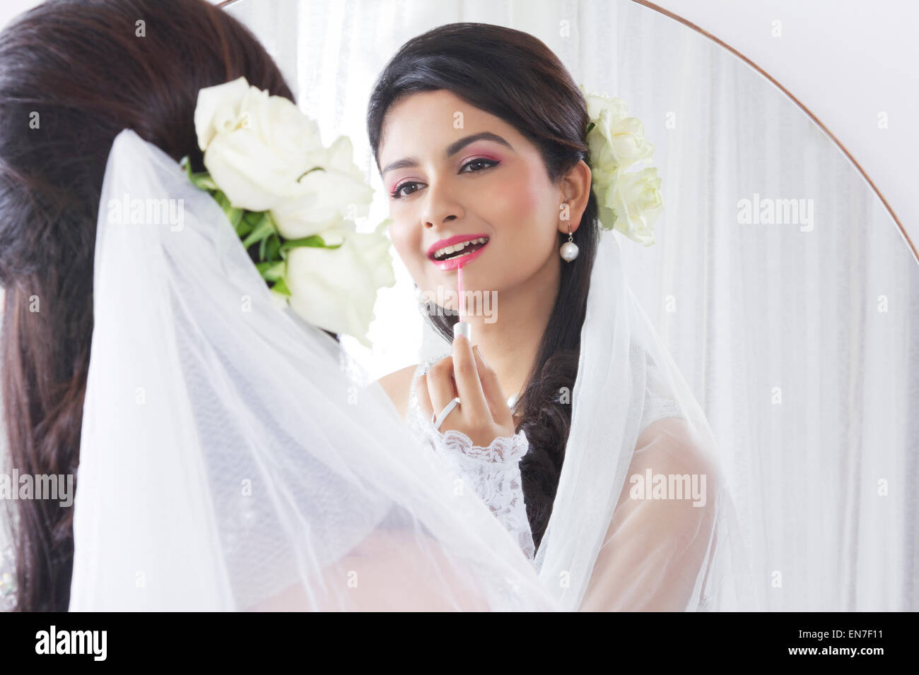 Bride wearing make up Stock Photo - Alamy