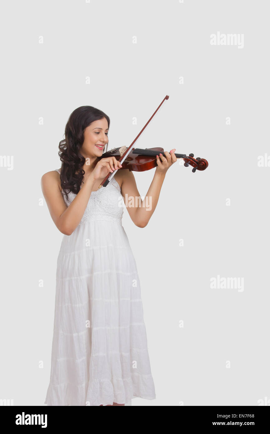 Woman playing the violin Stock Photo - Alamy
