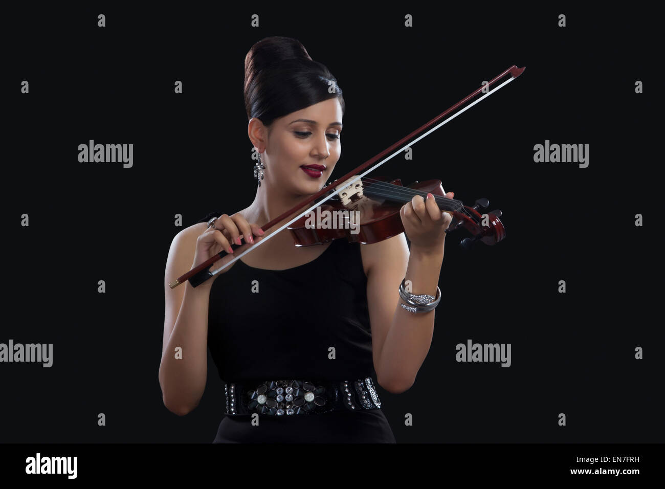 Woman playing the violin Stock Photo - Alamy