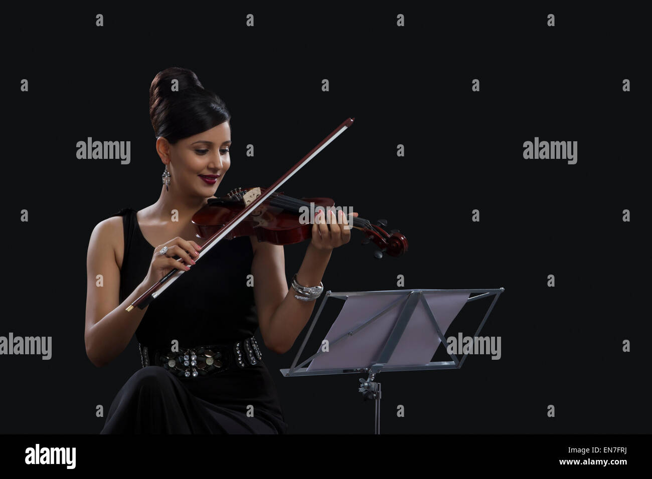 Woman playing the violin Stock Photo - Alamy