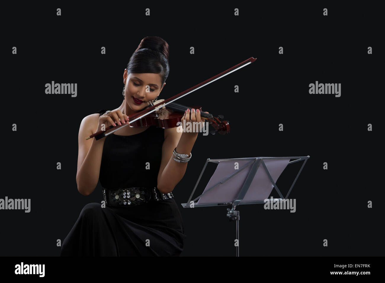 Female violin sheet music hi-res stock photography and images - Alamy