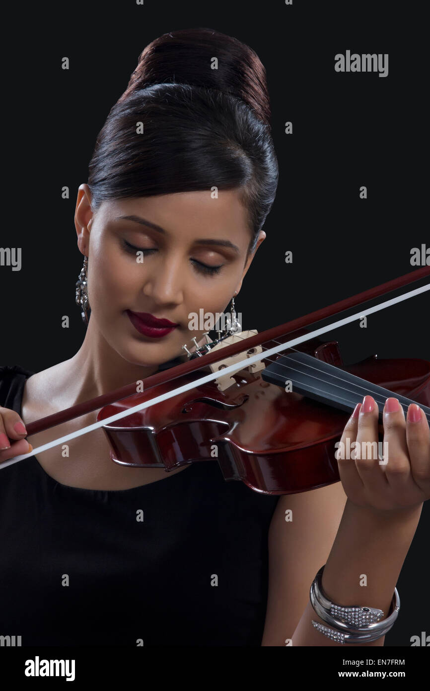 Woman playing the violin Stock Photo - Alamy