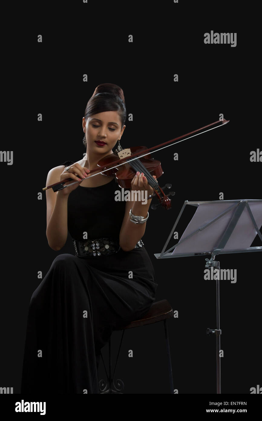 Female violin sheet music hi-res stock photography and images - Alamy