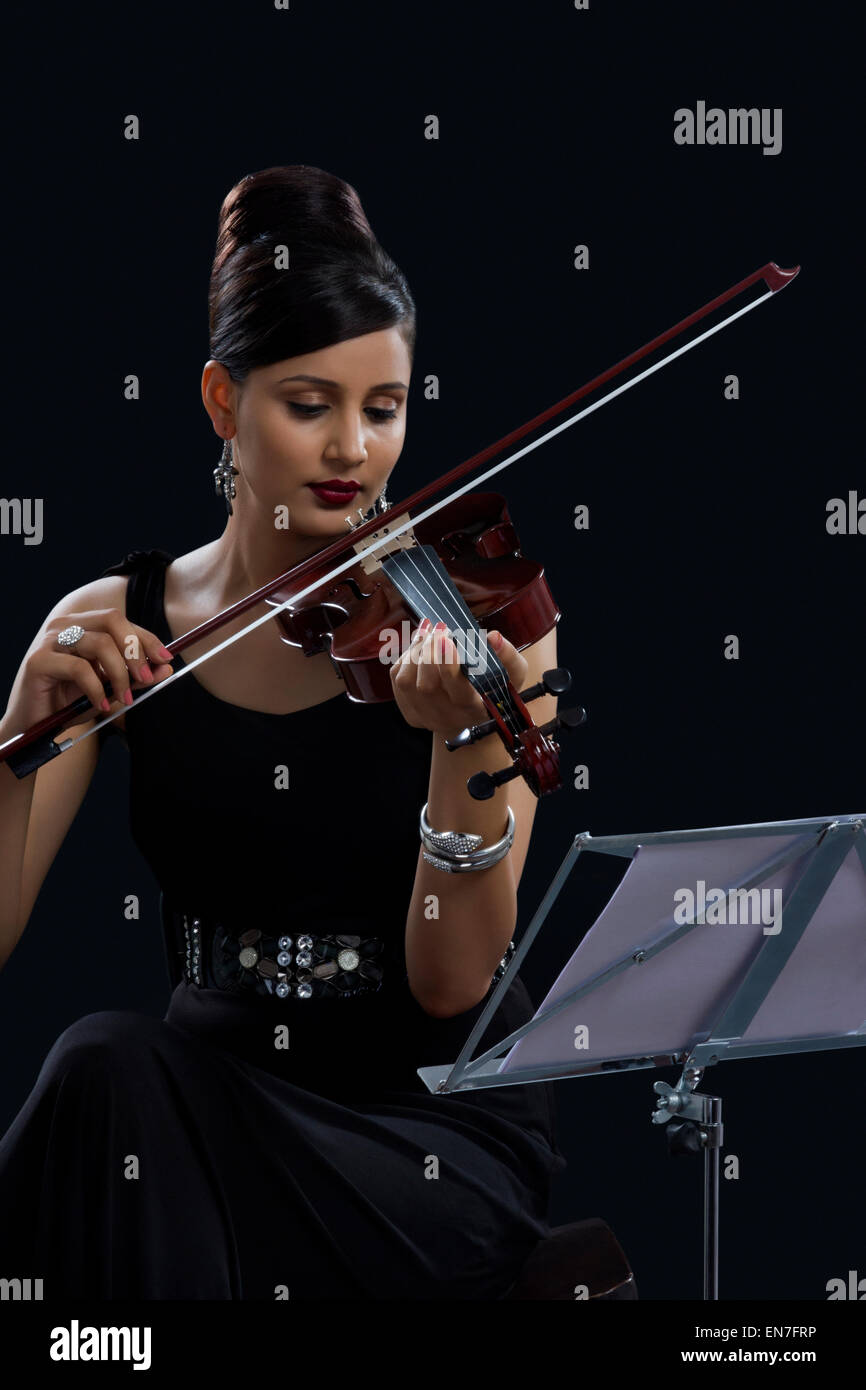 Woman playing the violin Stock Photo - Alamy