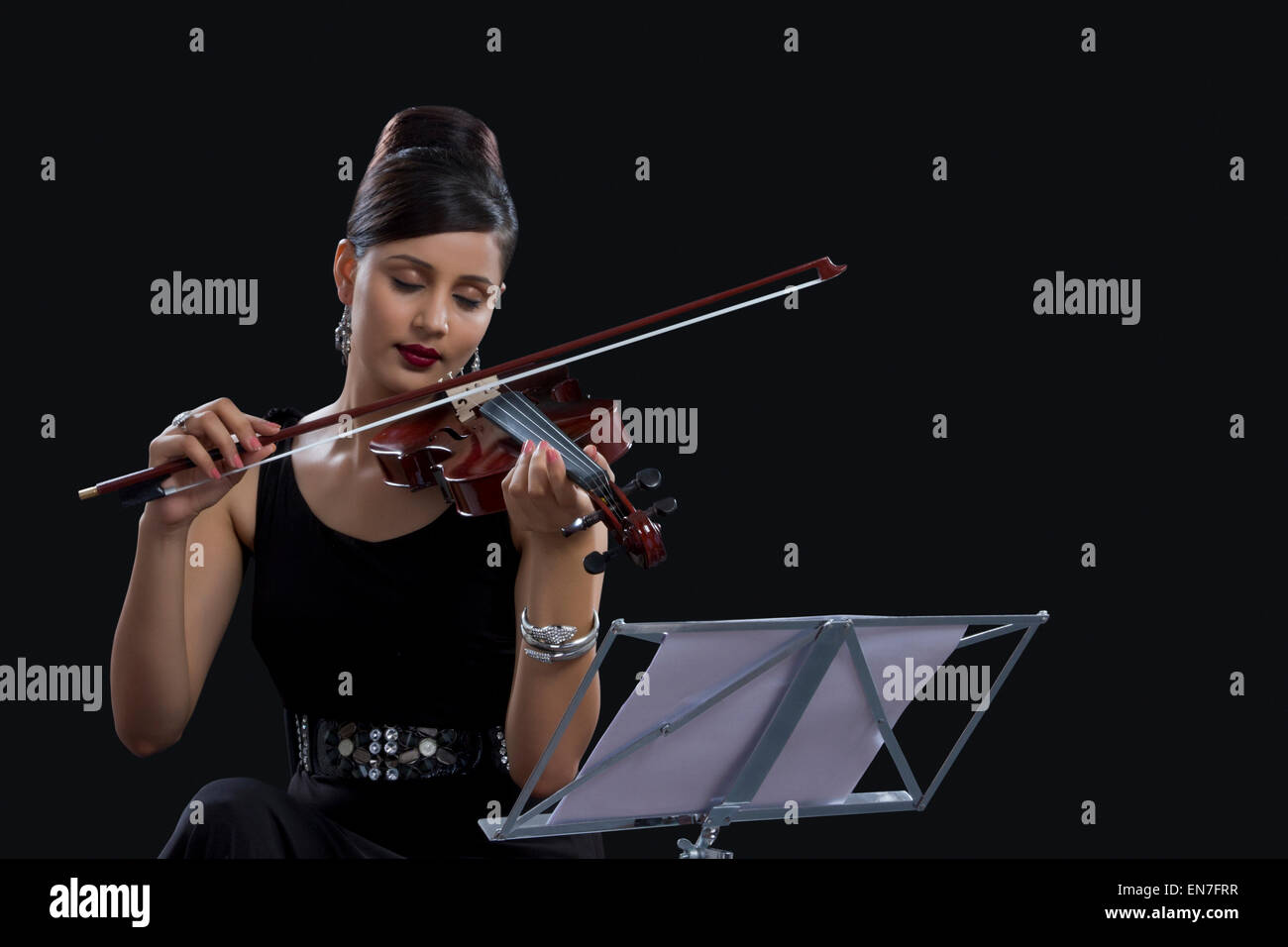 Woman playing the violin Stock Photo - Alamy
