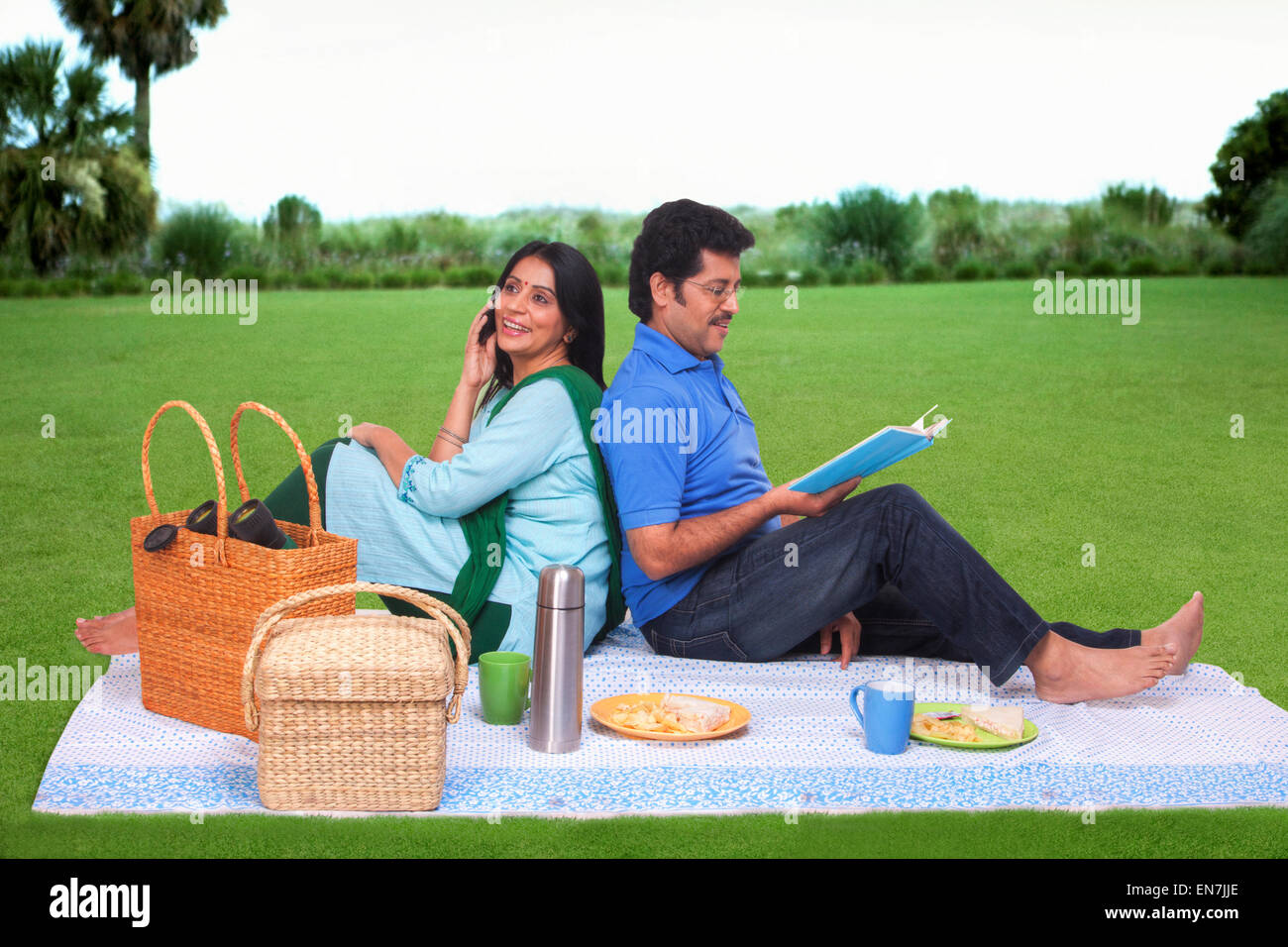 Couple drink garden phone hi-res stock photography and images - Alamy