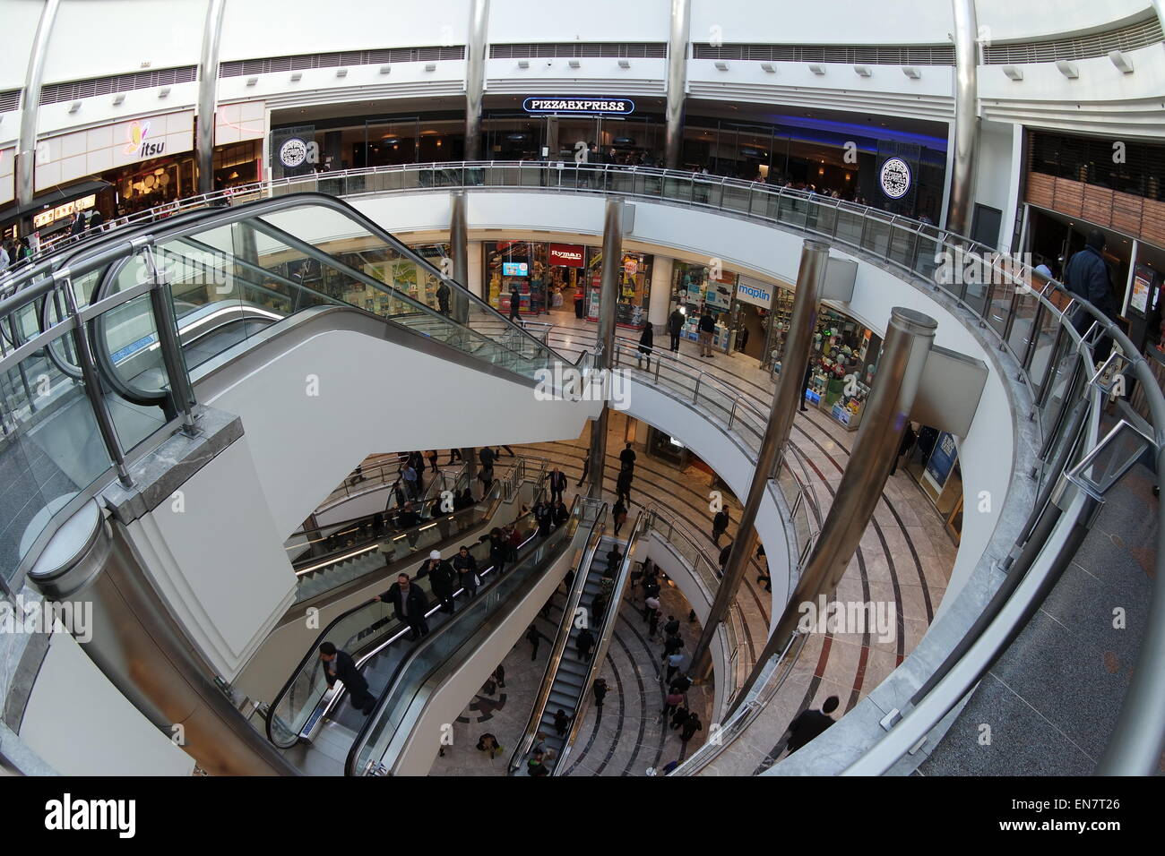 Canary wharf shoppers hi-res stock photography and images - Alamy