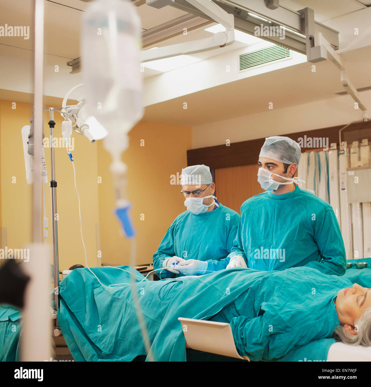 Doctors performing operation Stock Photo - Alamy