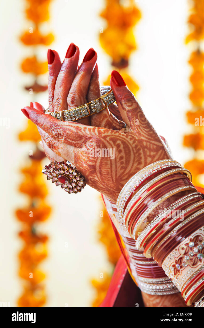 Bride wearing wedding bangles Stock Photo - Alamy