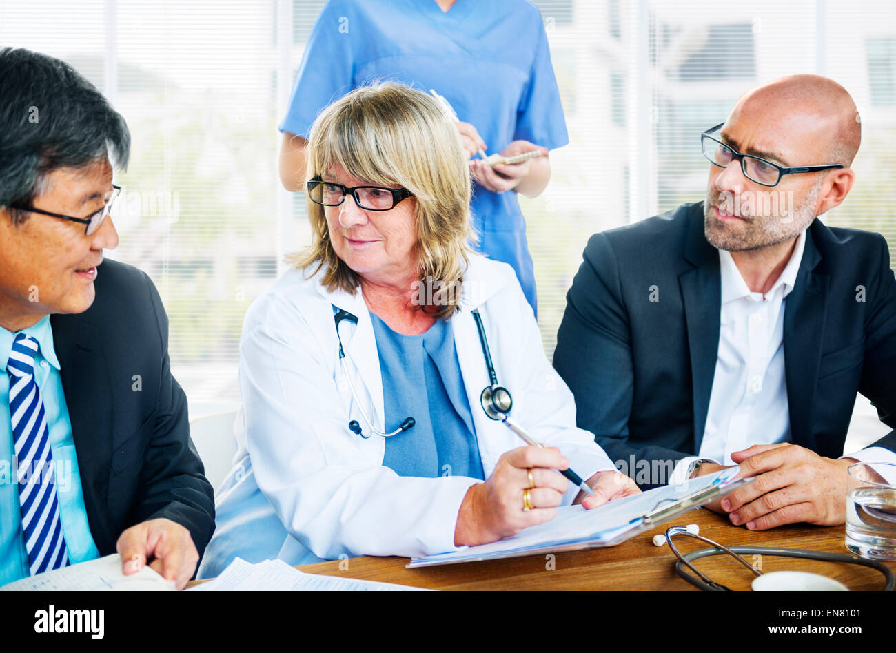 Medical team meeting senior hi-res stock photography and images - Alamy