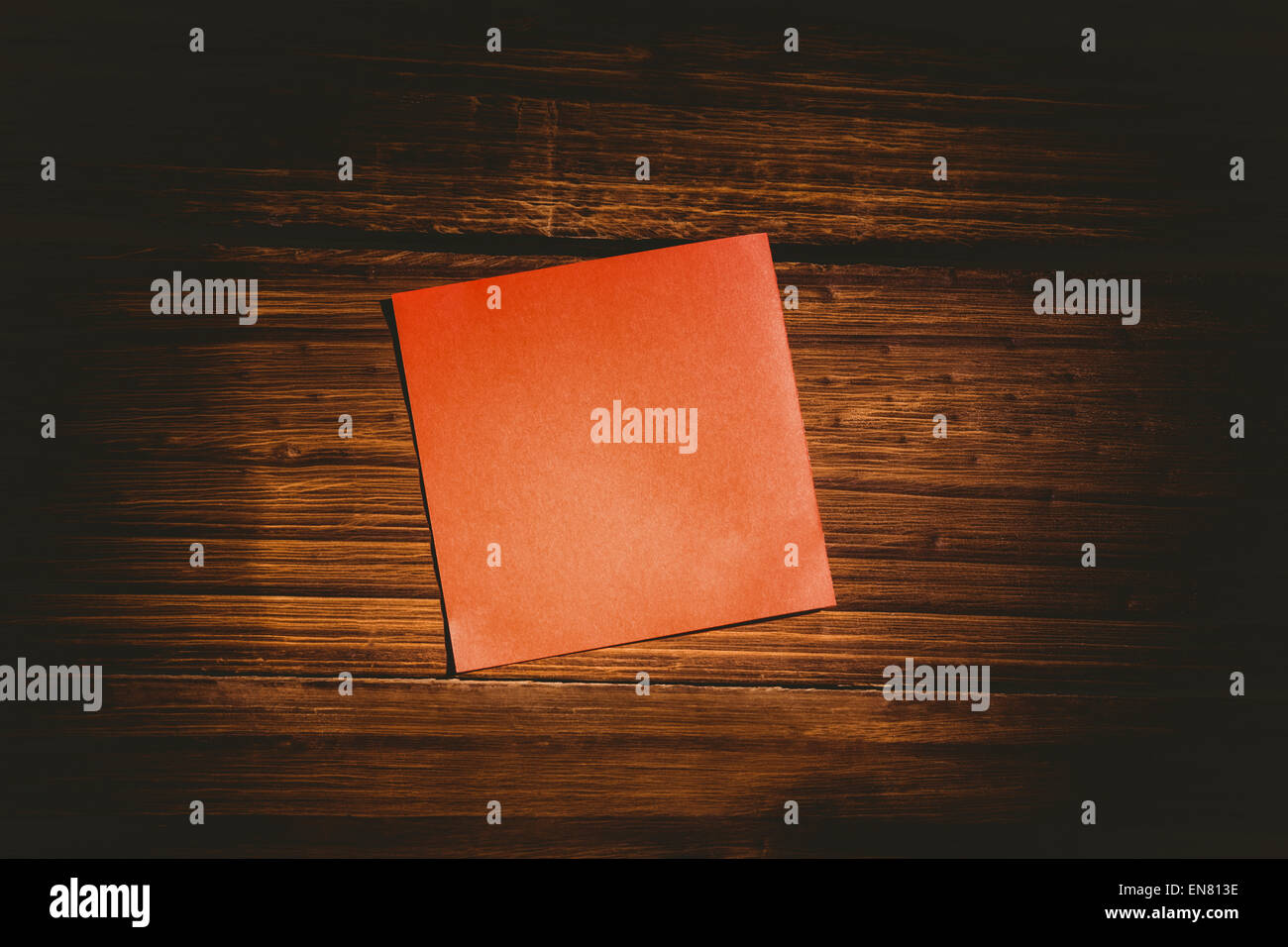 Red post it Stock Photo - Alamy