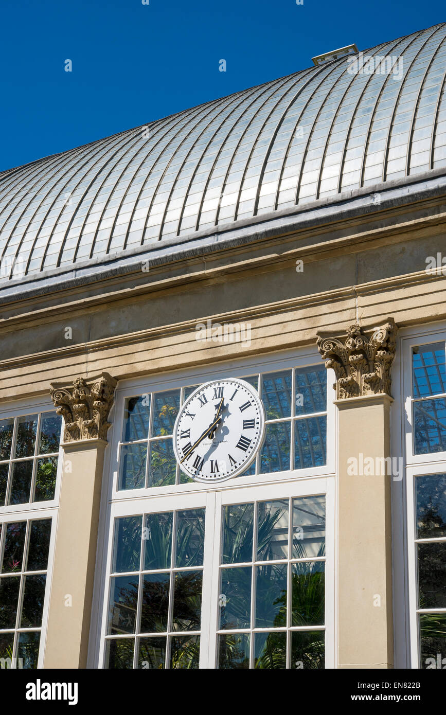 Curved glass pavilions hi-res stock photography and images - Alamy