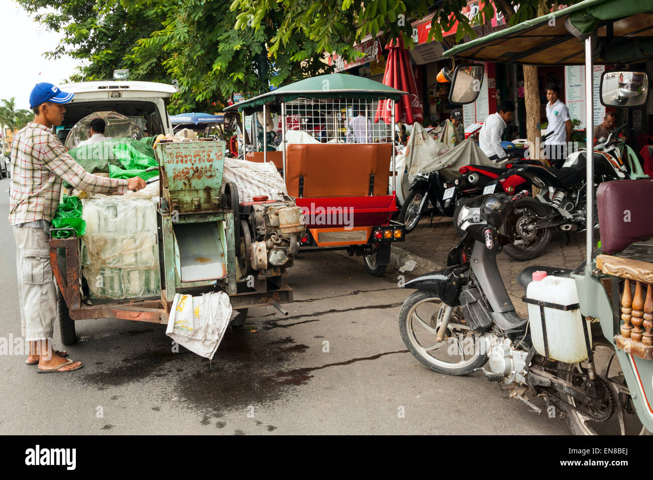 Ice delivery man hi-res stock photography and images - Alamy