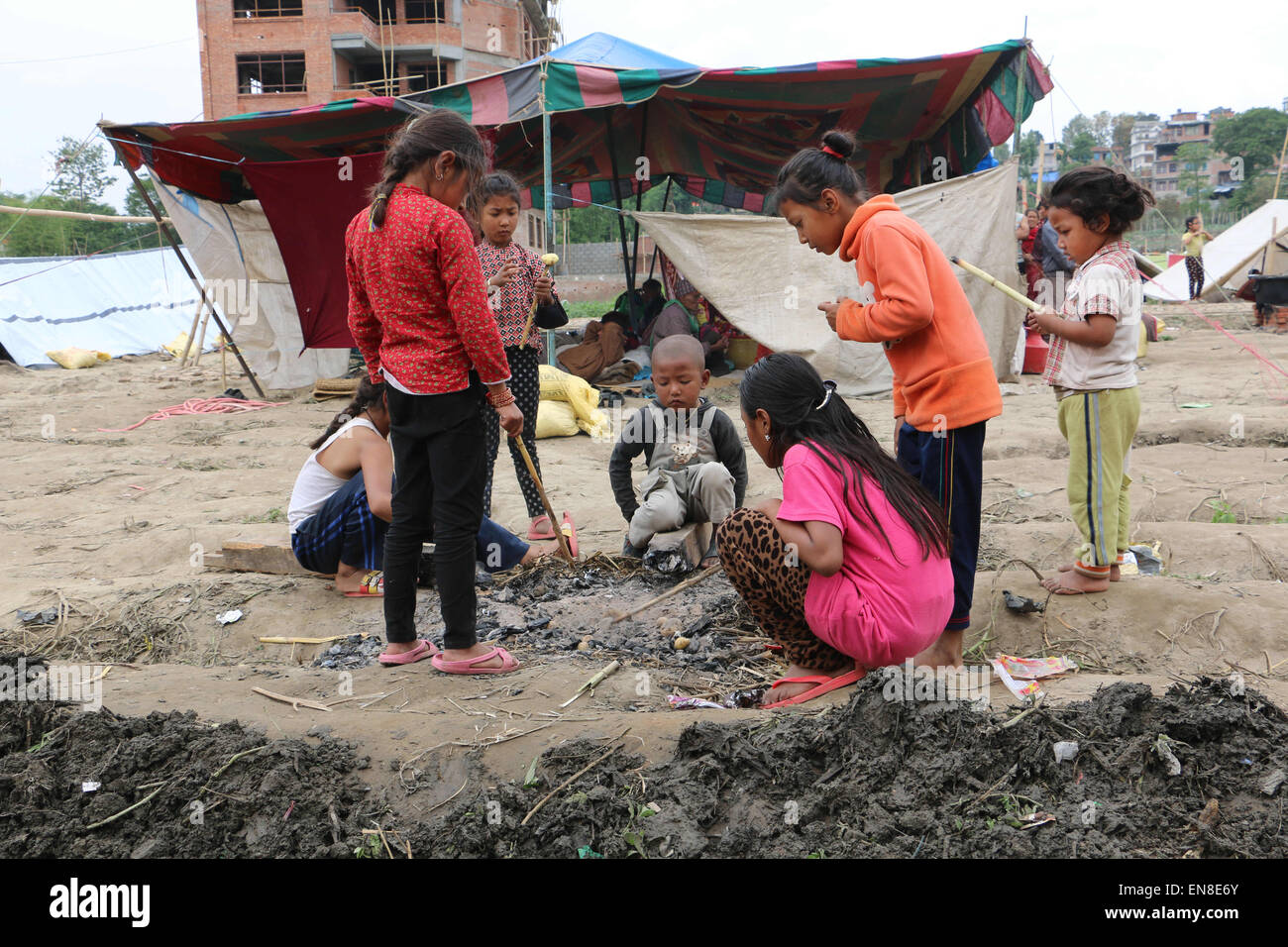 Kathmandu, Nepal. 28th Apr, 2015. Displaced homeless families set up a ...