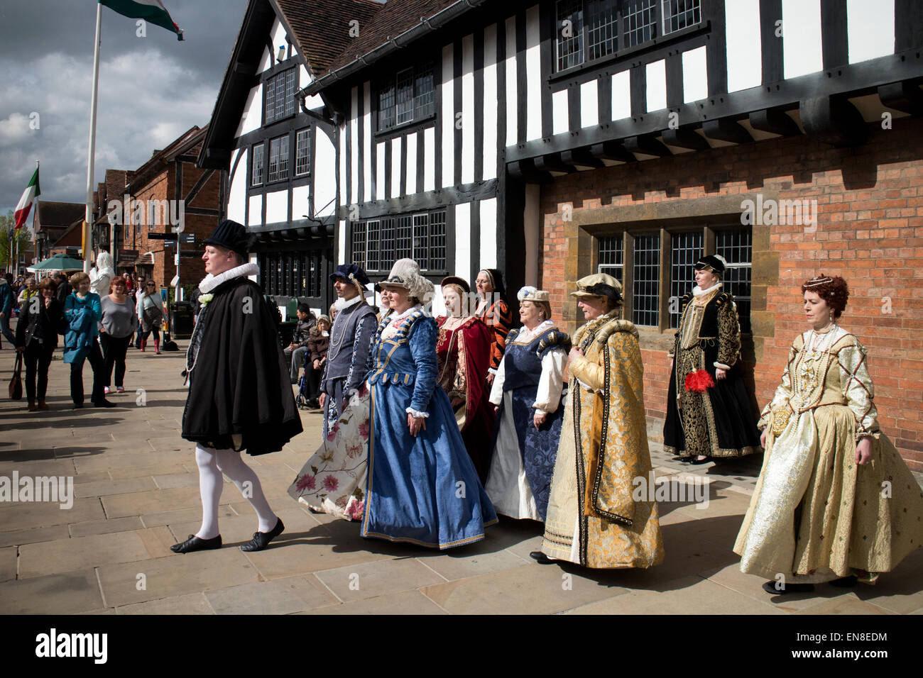 People in Elizabethan period costumes at the Shakespeare birthday ...