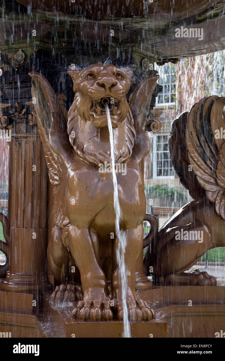 Town hall square fountain hi-res stock photography and images - Alamy