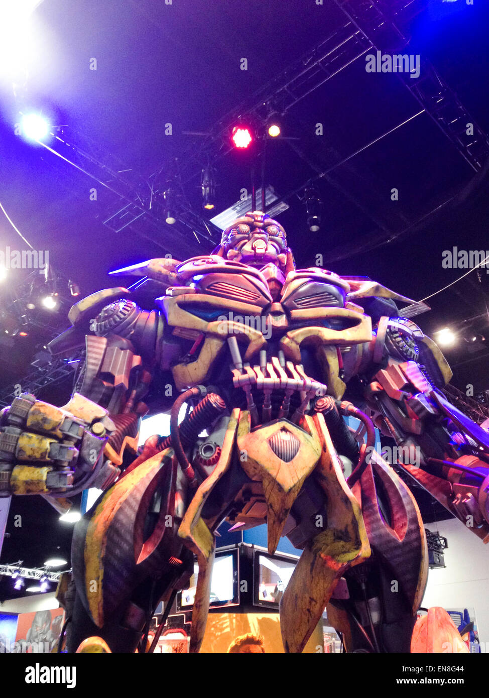 Bumblebee statue hi-res stock photography and images - Alamy