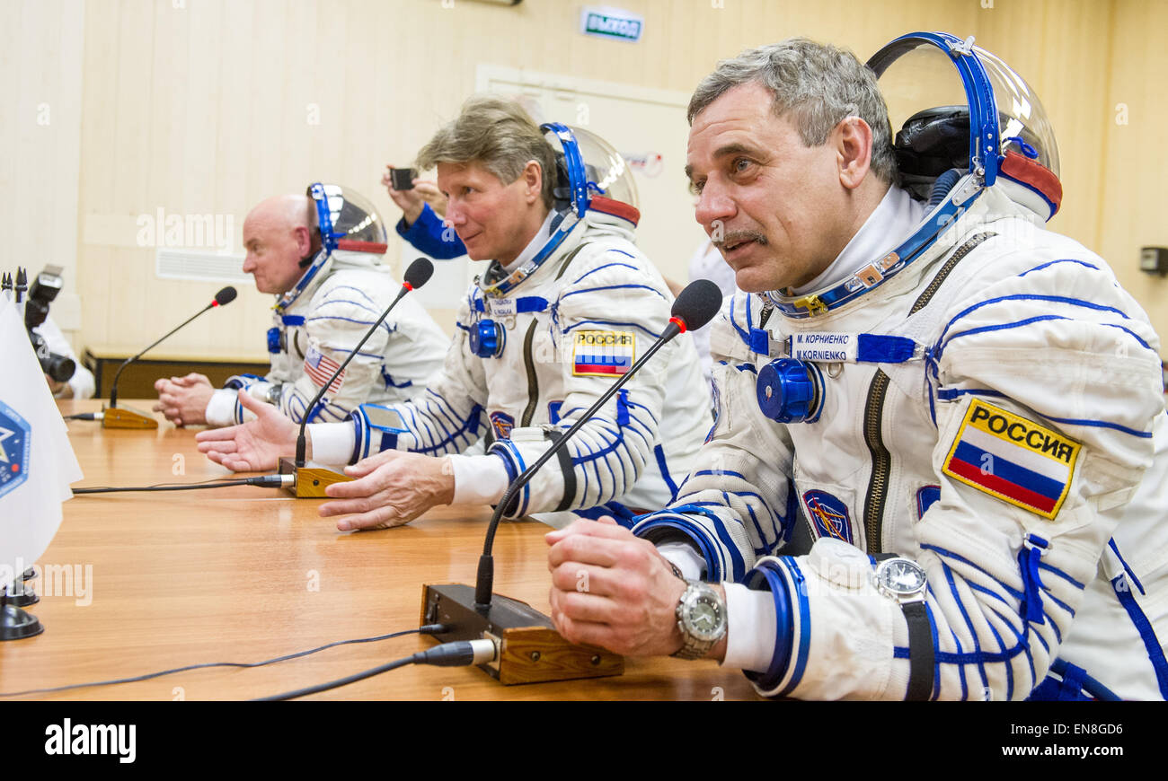 Astronaut Scott Kelly, along with cosmonauts Gennady Padalka and ...