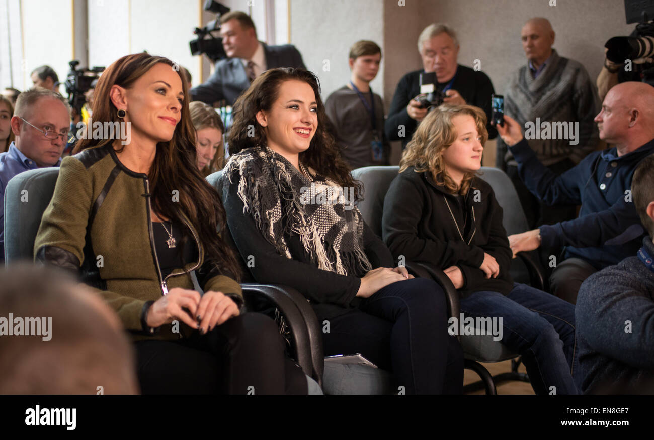 Family and loved ones of Expedition 43 NASA Astronaut Scott Kelly look ...