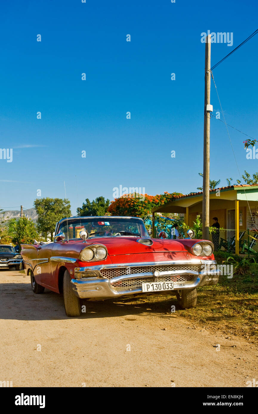 Suburban houses usa street view hi-res stock photography and images - Alamy