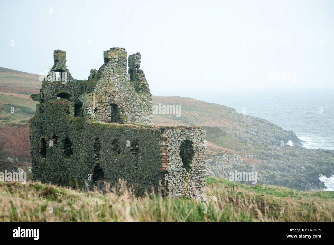 Dunskey Castle ruin on the edge of the west coast of Scotland Stock ...