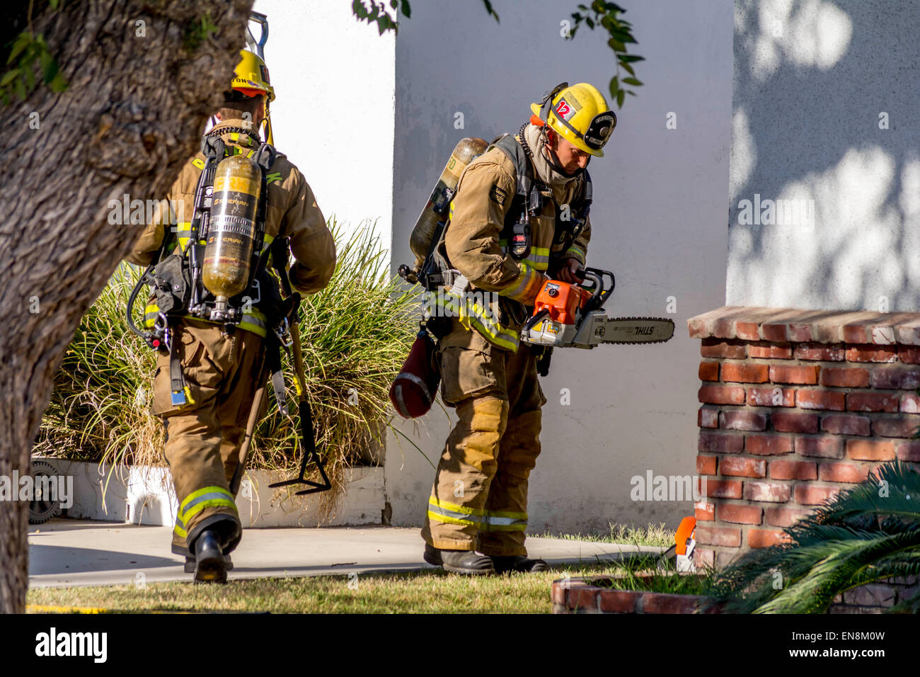 Fireman house fire hi-res stock photography and images - Alamy