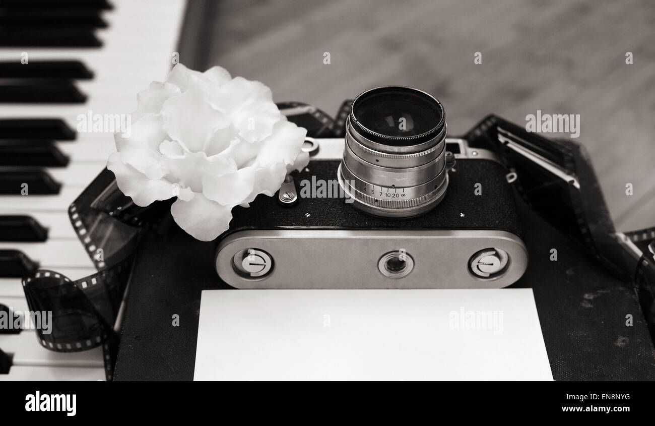 Camera flower vintage hi-res stock photography and images - Alamy