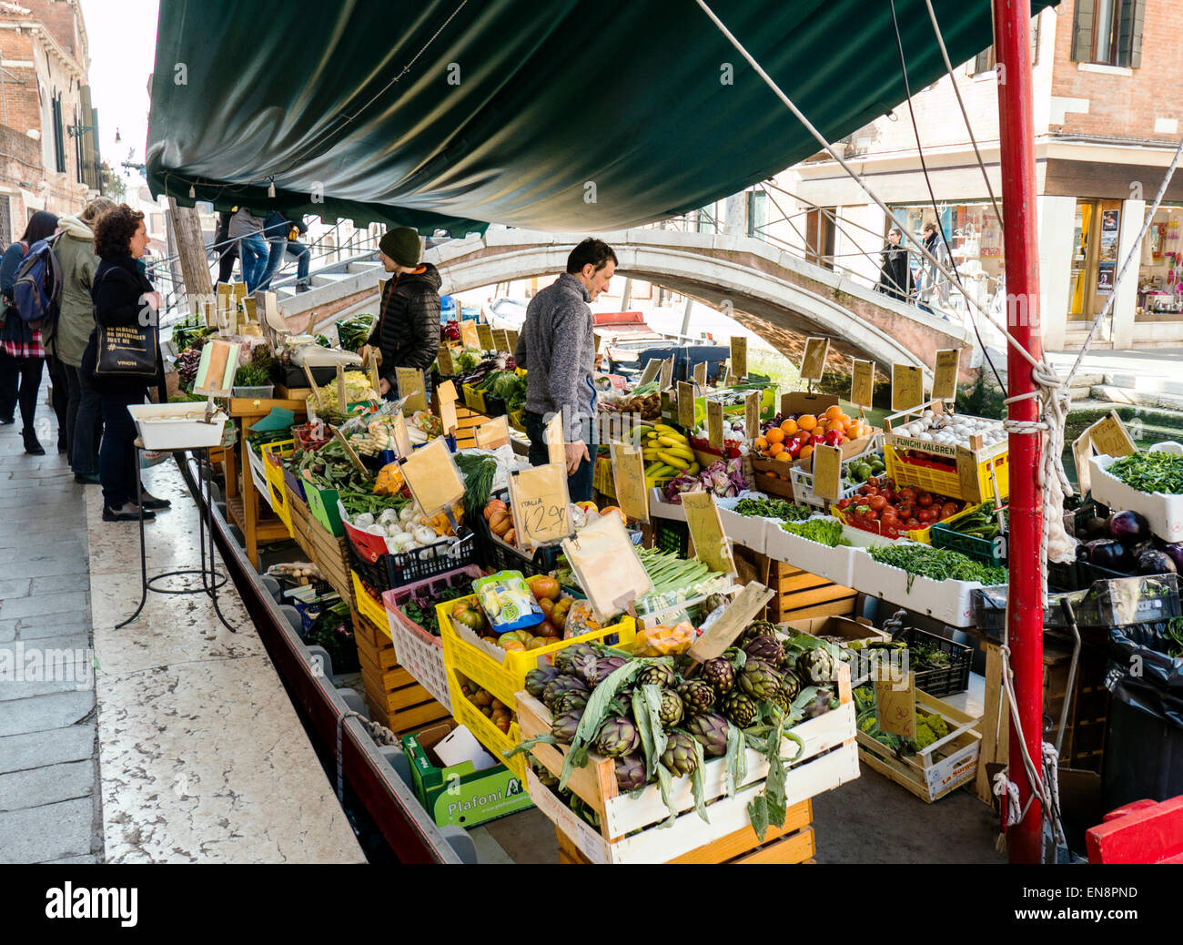 Food market italy hi-res stock photography and images - Alamy