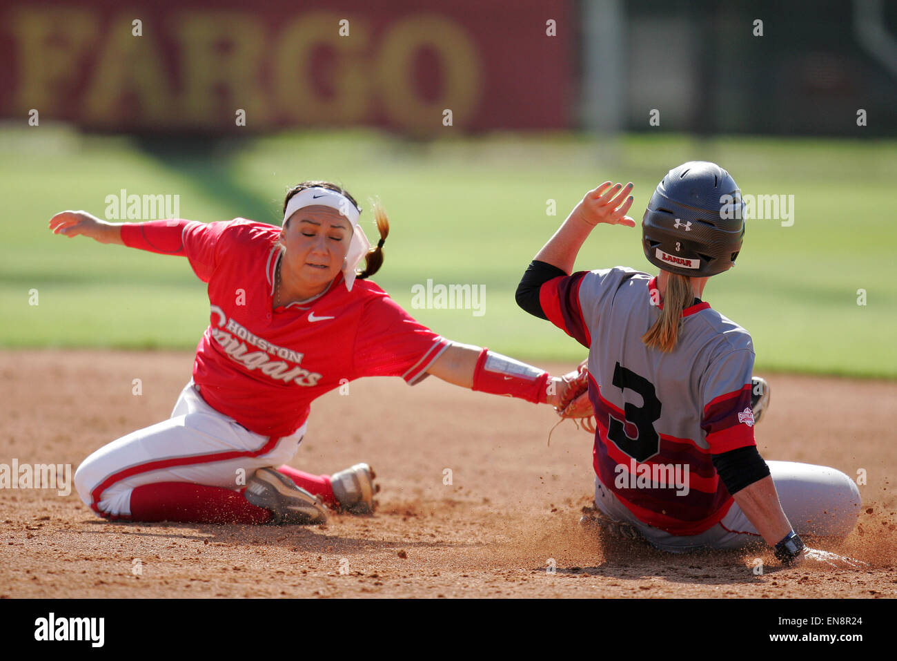 Houston, TX, USA. 29th Apr, 2015. Houston infielder Selena Hernandez #7 looks to tag out Lamar ...