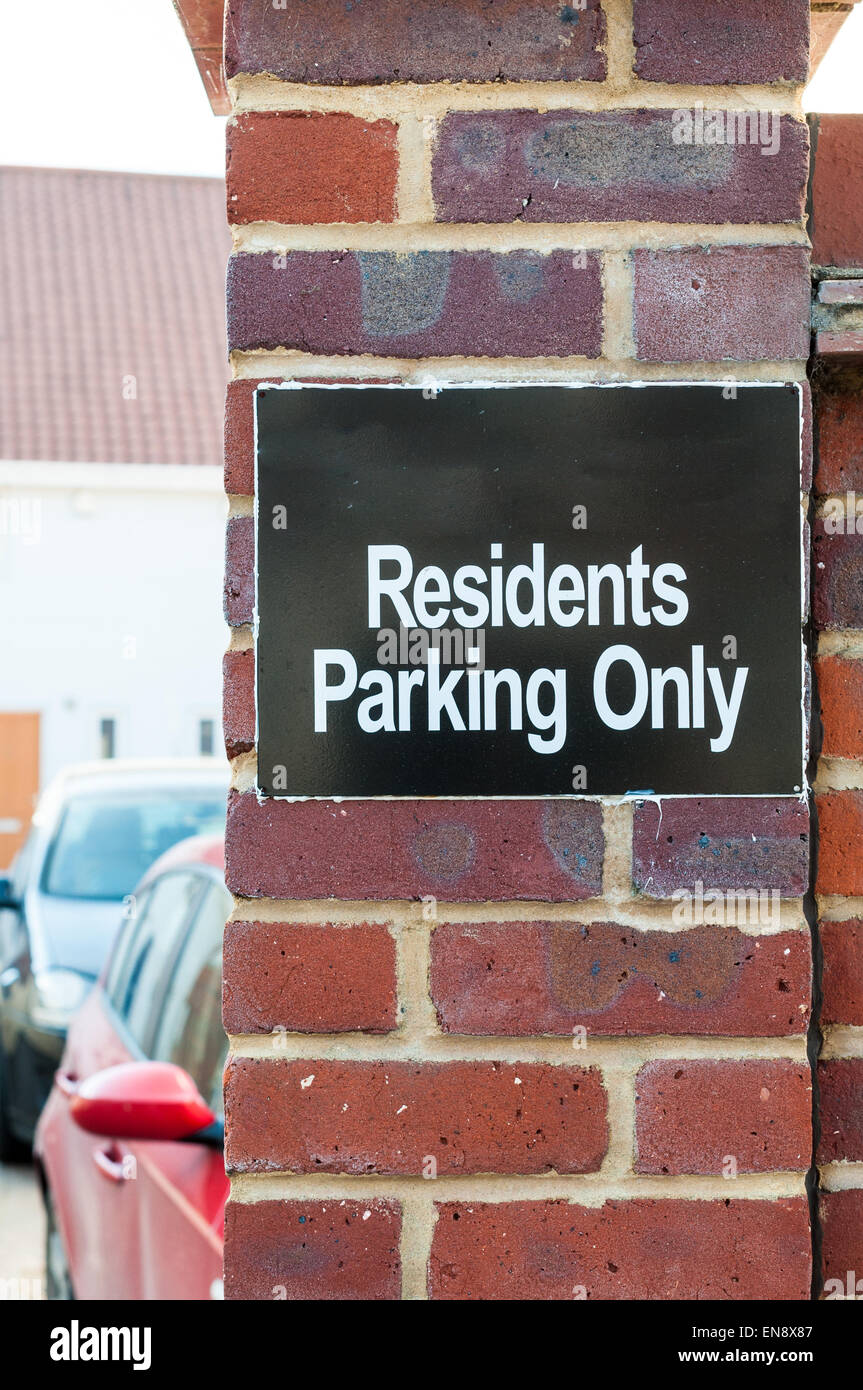 Sign 'Residents Parking Only' on a brick post Stock Photo - Alamy