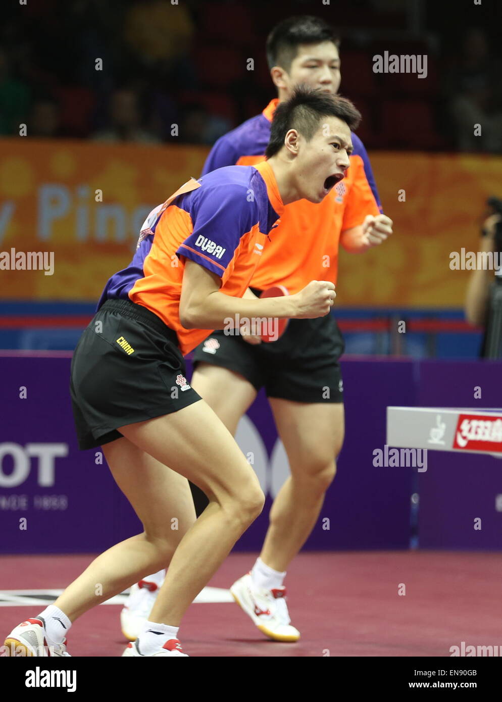 (150430) -- SUZHOU, April 30, 2015 (Xinhua) -- China's Fan Zhendong/Zhou Yu(Front) celebrate the ...