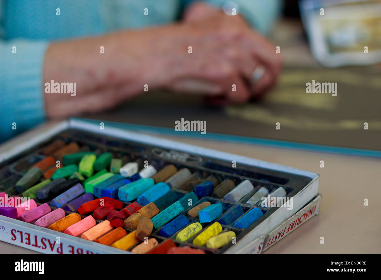 Artist’s hand pastel hi-res stock photography and images - Alamy