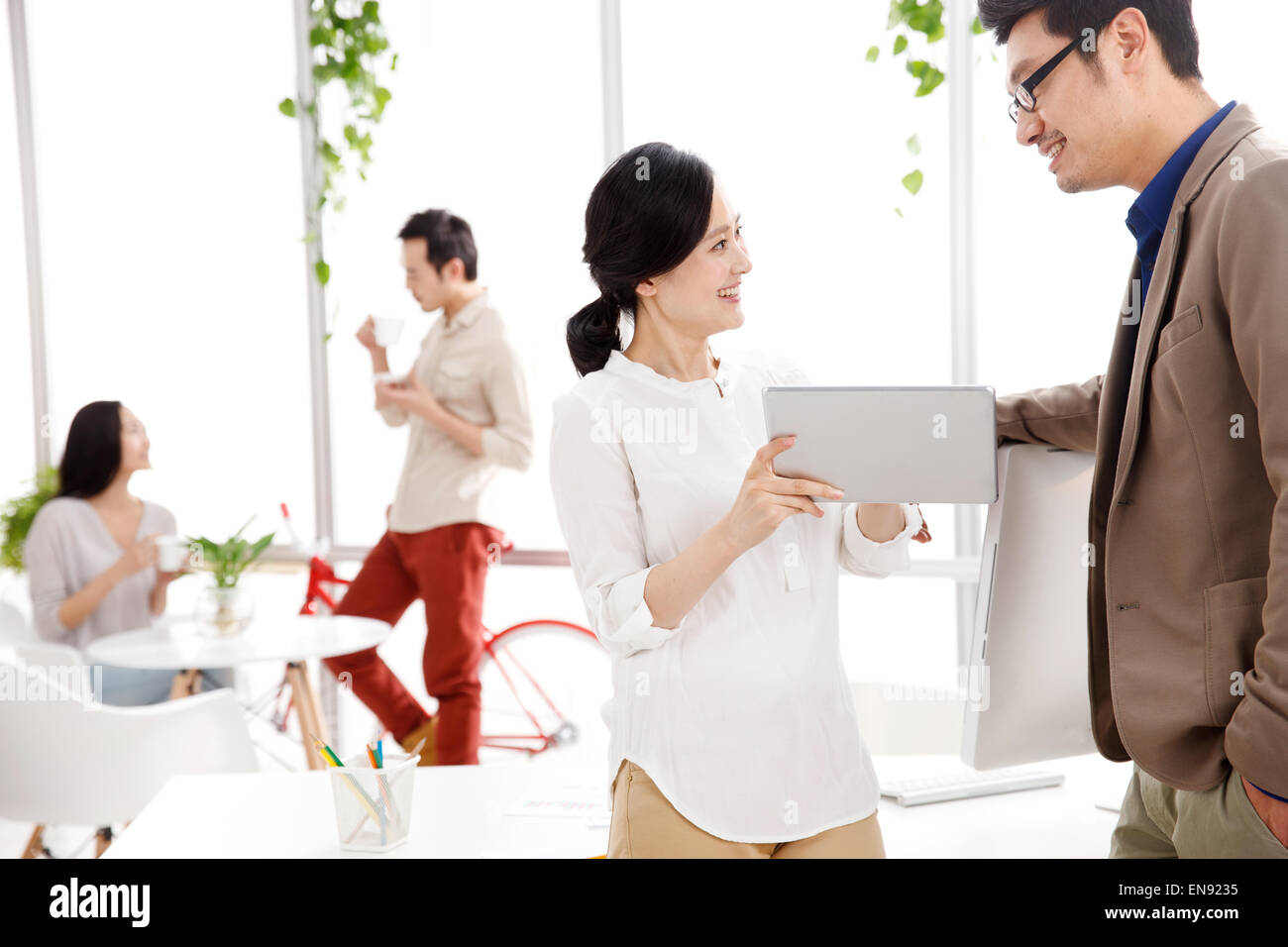 People in office hi-res stock photography and images - Alamy