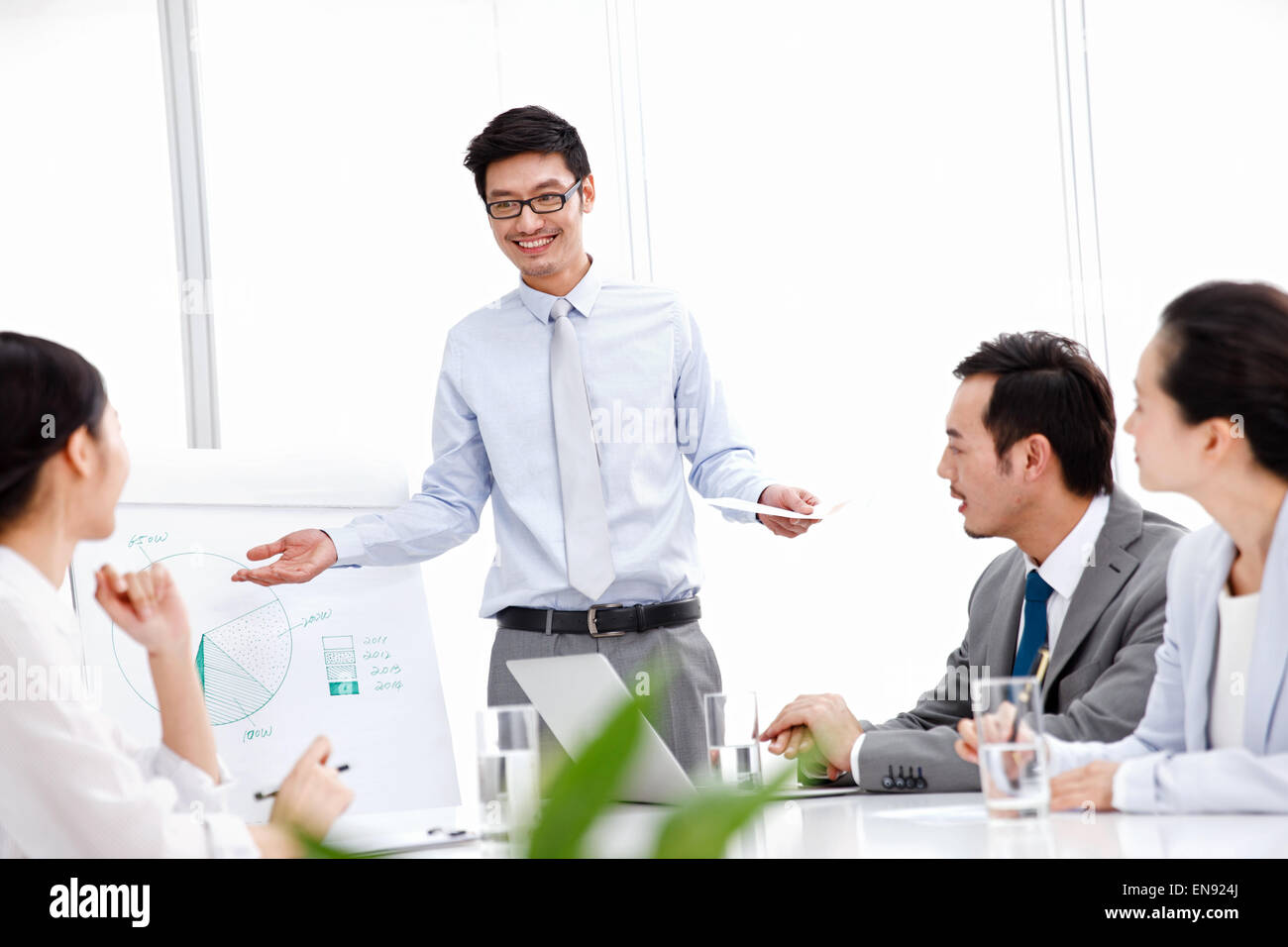 Business teams in discussion hi-res stock photography and images - Alamy