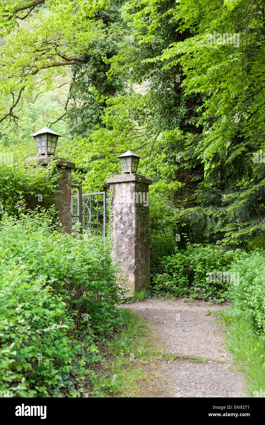 Entry footpath hi-res stock photography and images - Alamy