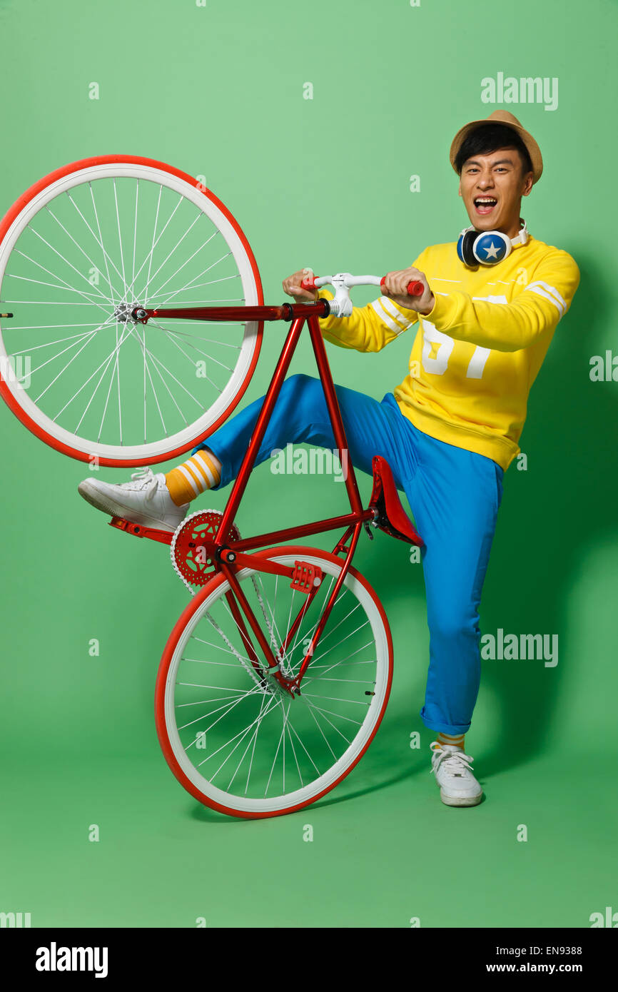 Vertical shot yellow bicycle hi-res stock photography and images - Alamy