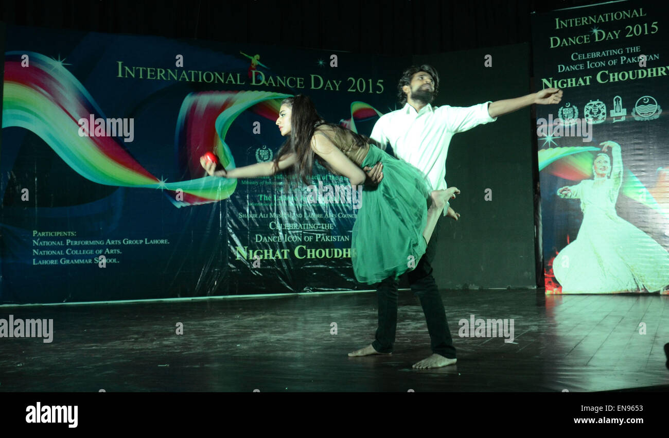 Lahore, Pakistan. 29th Apr, 2015. Pakistani artists performing ...