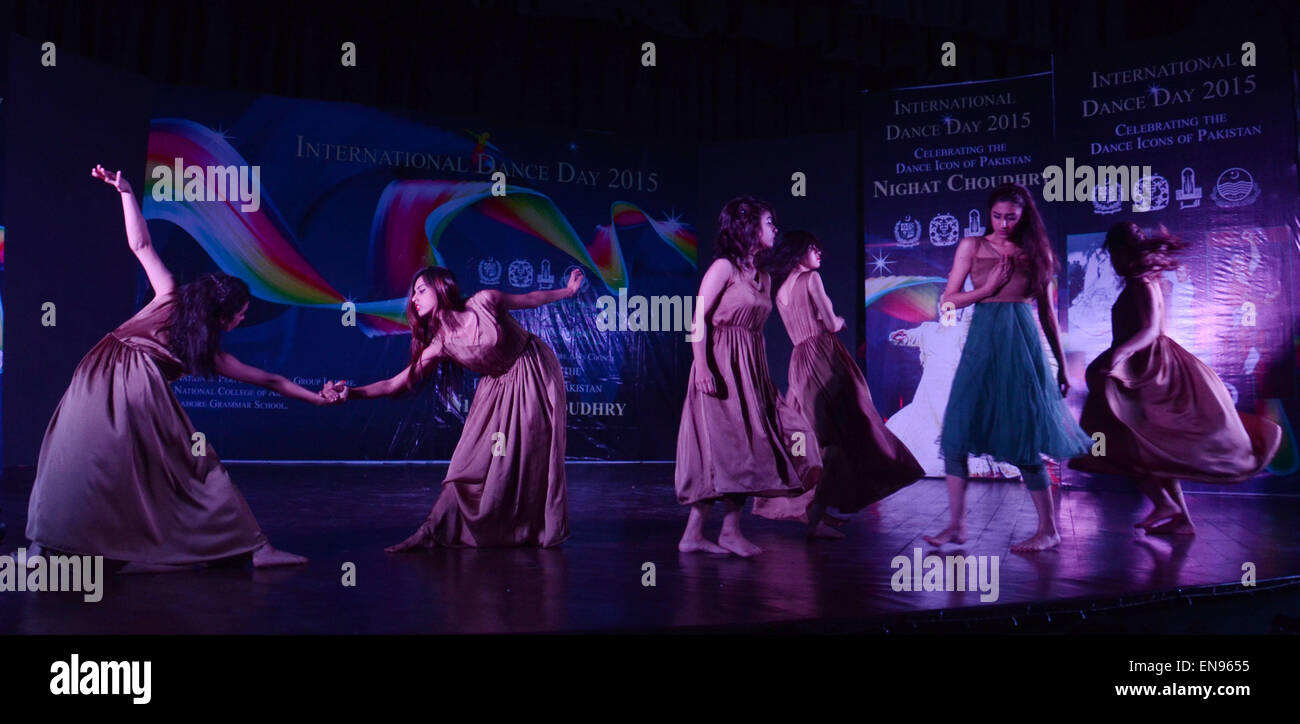 Lahore, Pakistan. 29th Apr, 2015. Pakistani artists performing ...