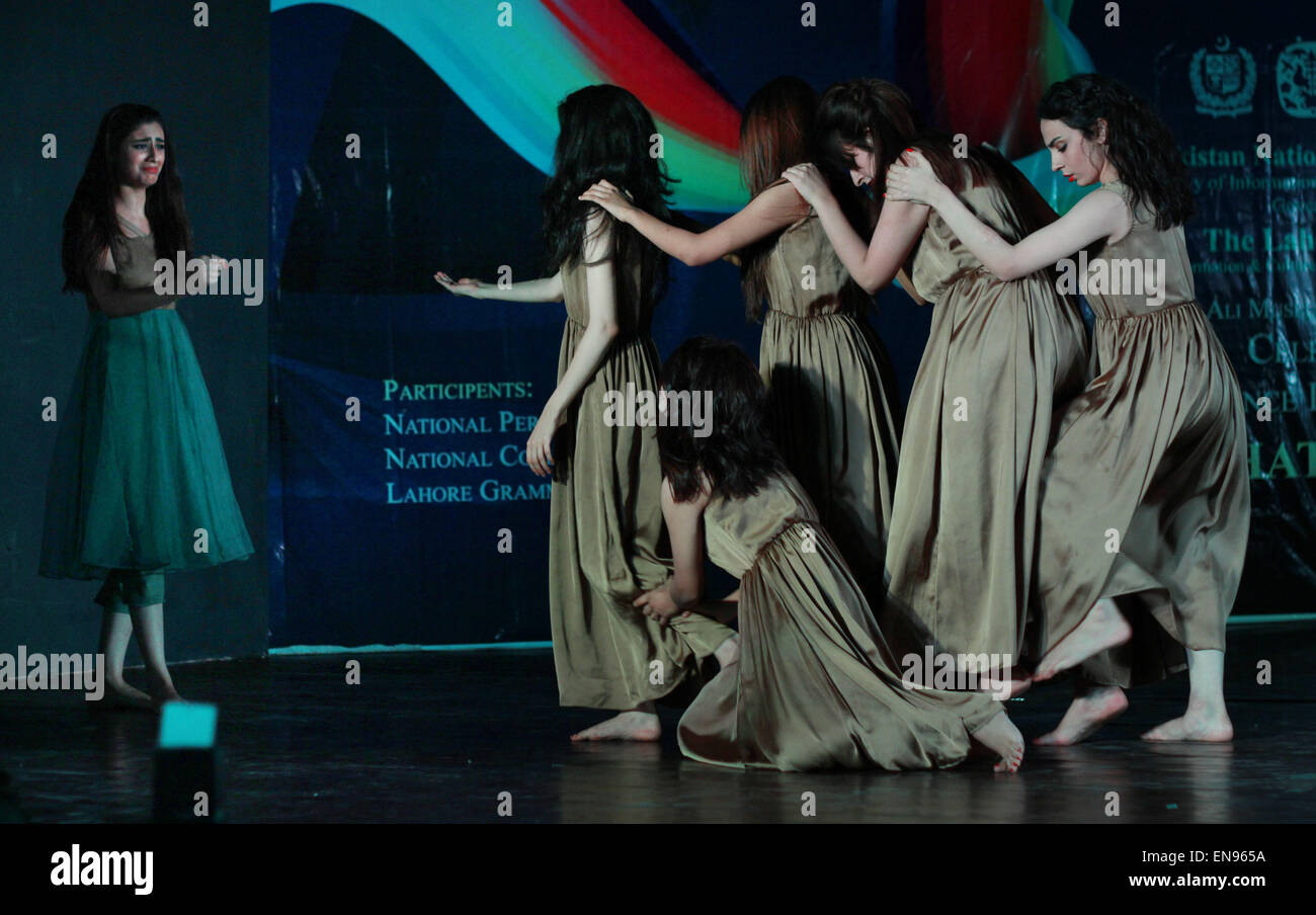 Lahore, Pakistan. 29th Apr, 2015. Pakistani artists performing ...