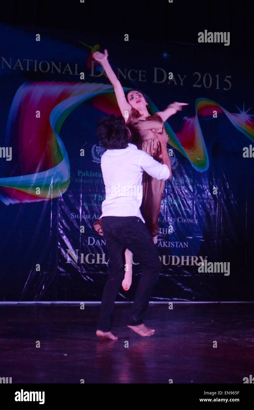 Lahore, Pakistan. 29th Apr, 2015. Pakistani artists performing ...
