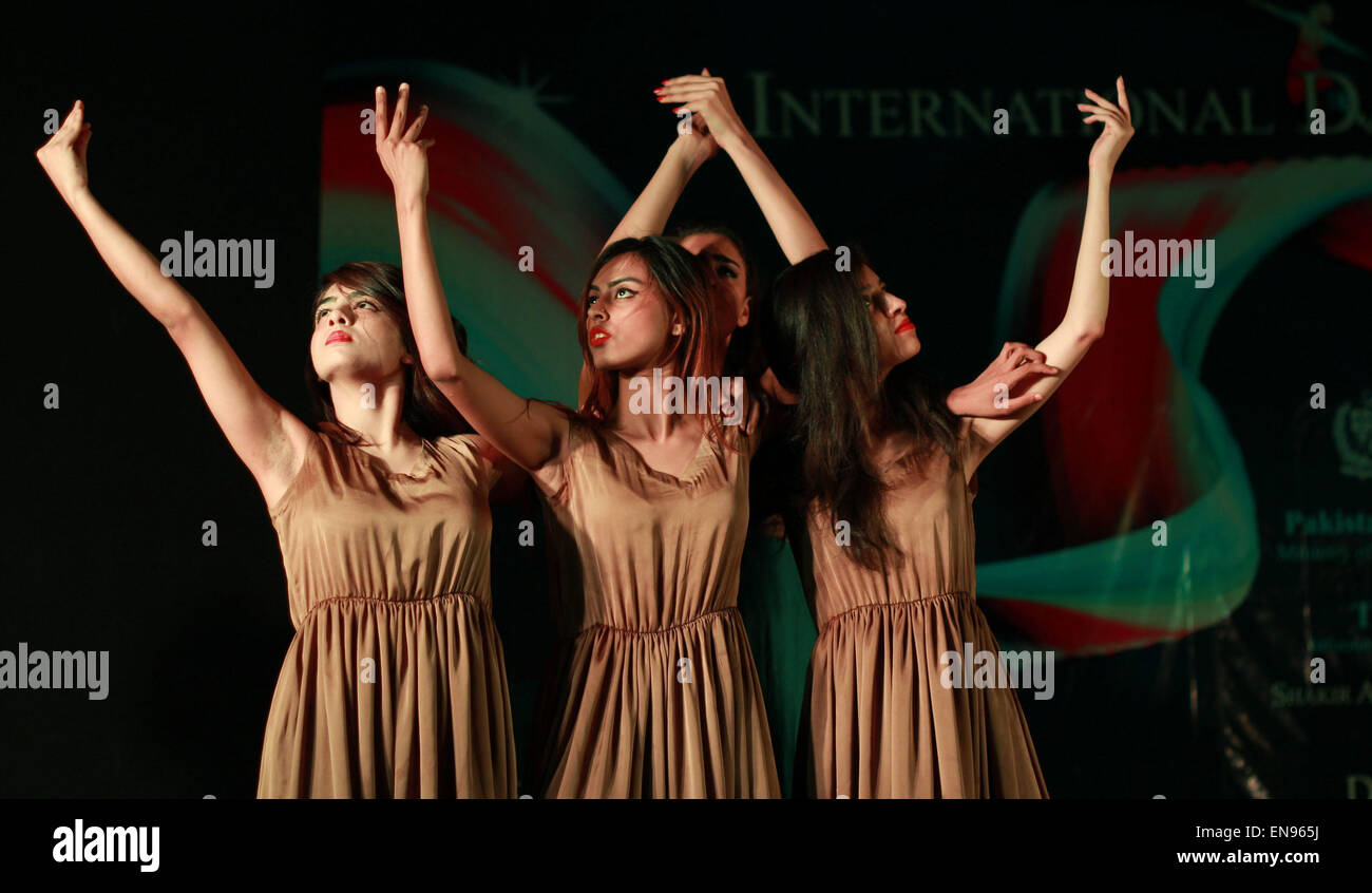 Lahore, Pakistan. 29th Apr, 2015. Pakistani artists performing ...
