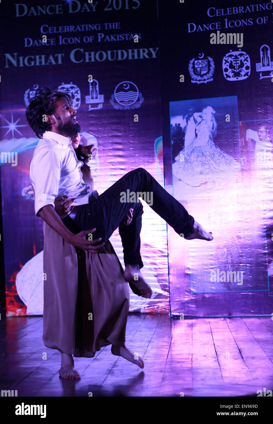 Lahore, Pakistan. 29th Apr, 2015. Pakistani artists performing ...