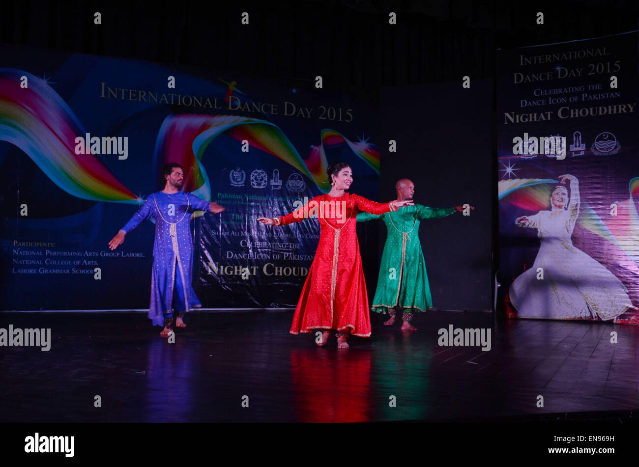 Lahore, Pakistan. 29th Apr, 2015. Pakistani artists performing ...