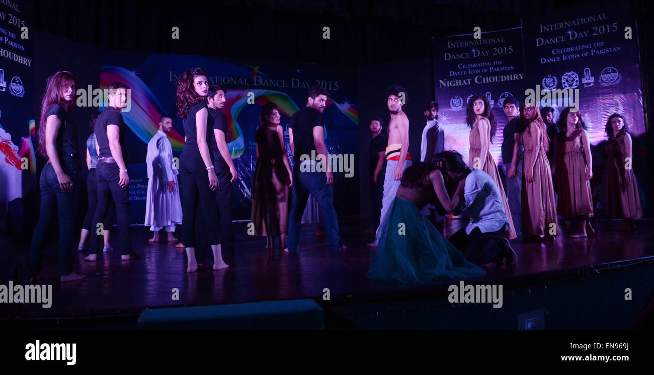 Lahore, Pakistan. 29th Apr, 2015. Pakistani artists performing ...