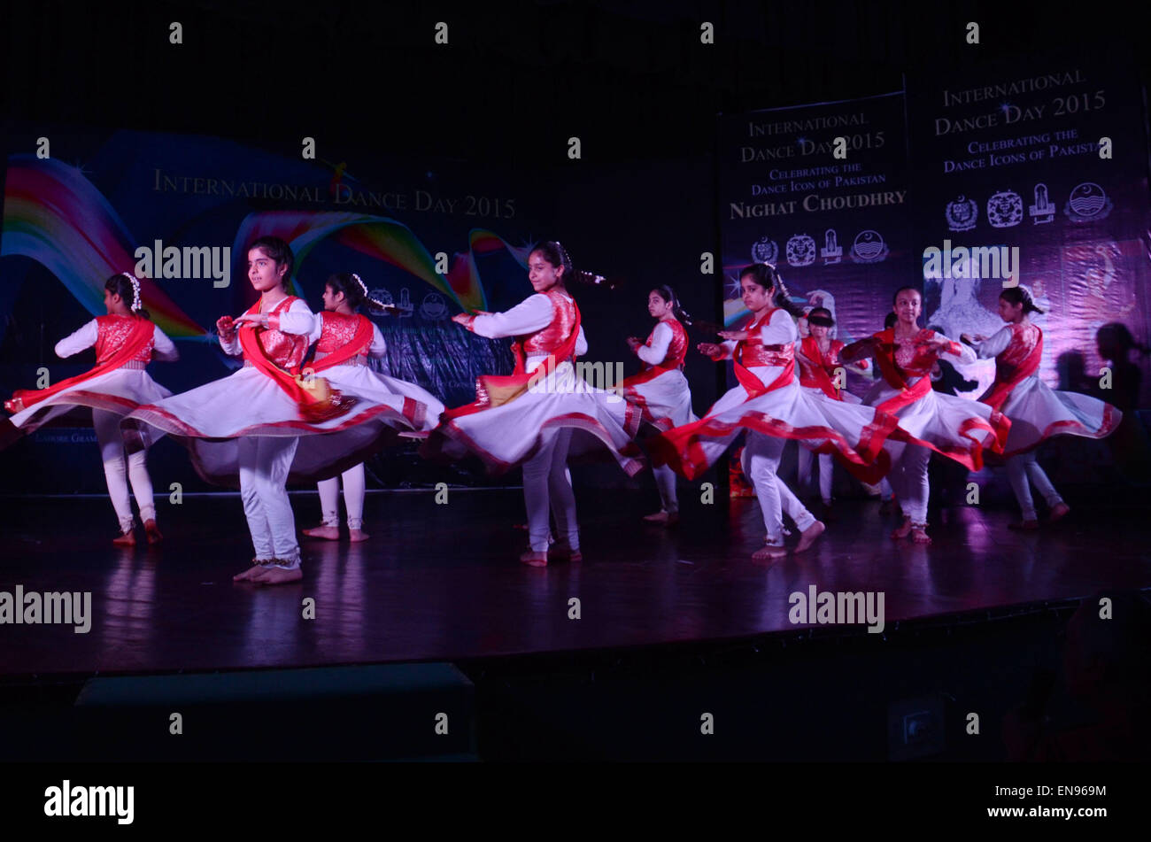 Lahore, Pakistan. 29th Apr, 2015. Pakistani artists performing ...